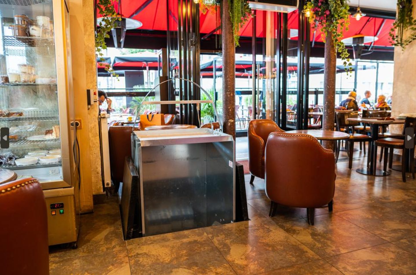 Avantages à utiliser un monte-charge dans votre bar - Etna France